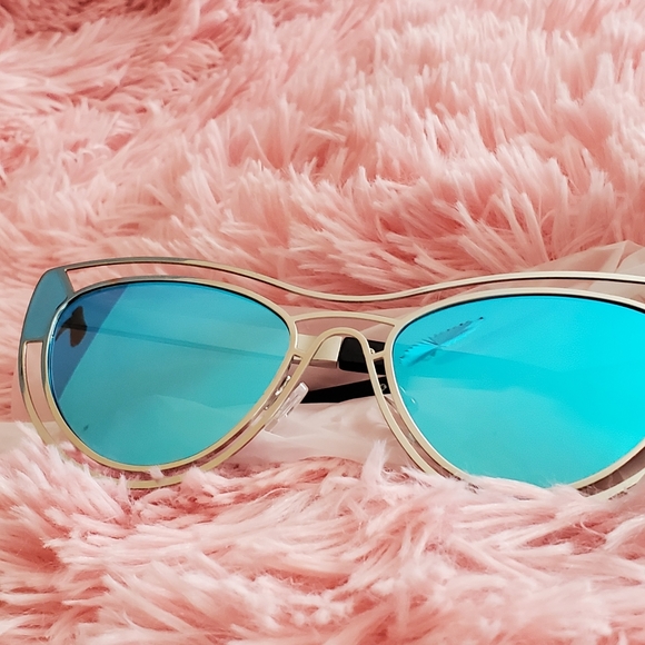 The Boutique of Mary's MaDNess | Accessories | Rare Find Blue Metalic ...